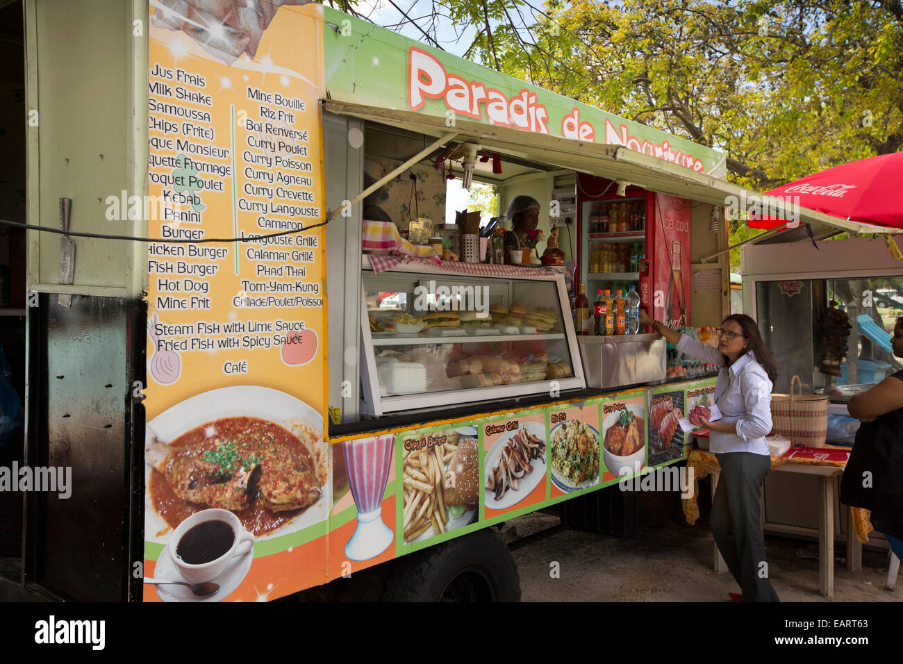 Mauritius, Grand Baie, public beach, paradis de noutriture snack stall ...