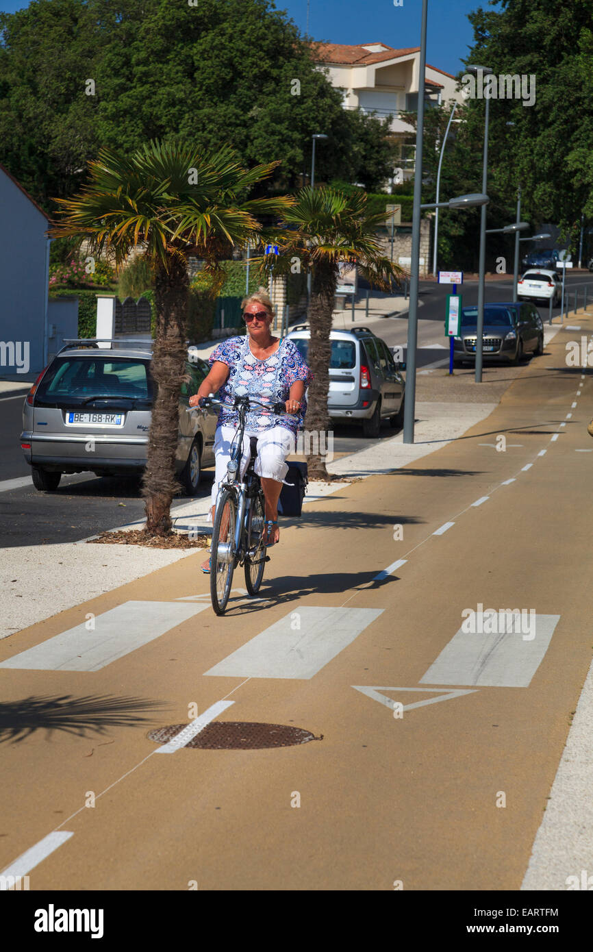 Cyclist on bicycle crossing the street hi-res stock photography and ...