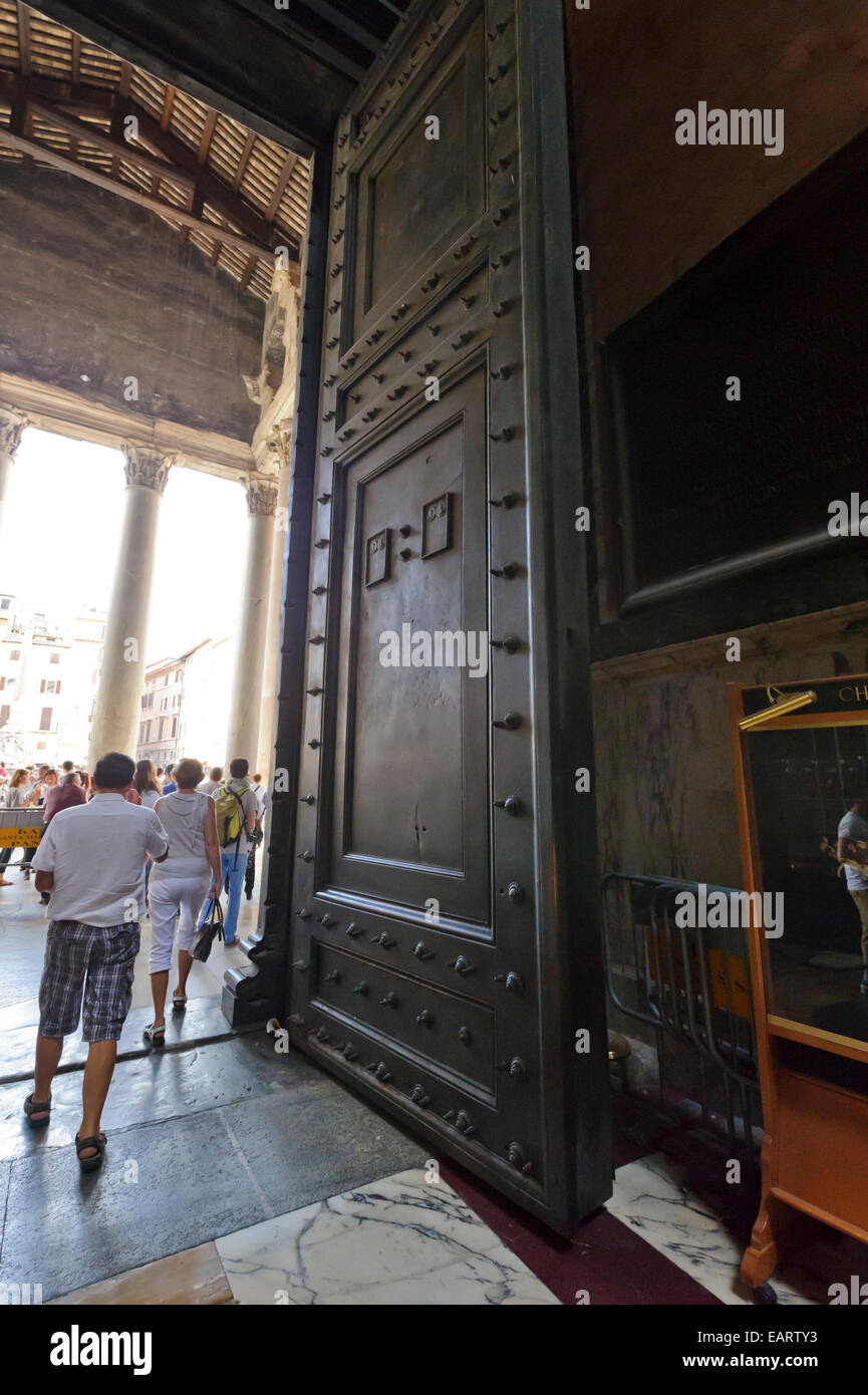Pantheon entrance door rome hi-res stock photography and images - Alamy