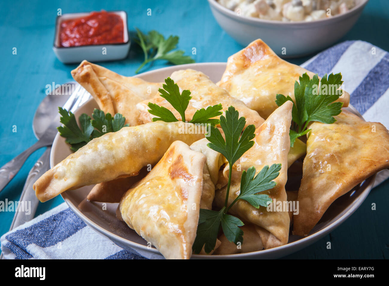 indian samosa filled with chicken curry on tray Stock Photo - Alamy