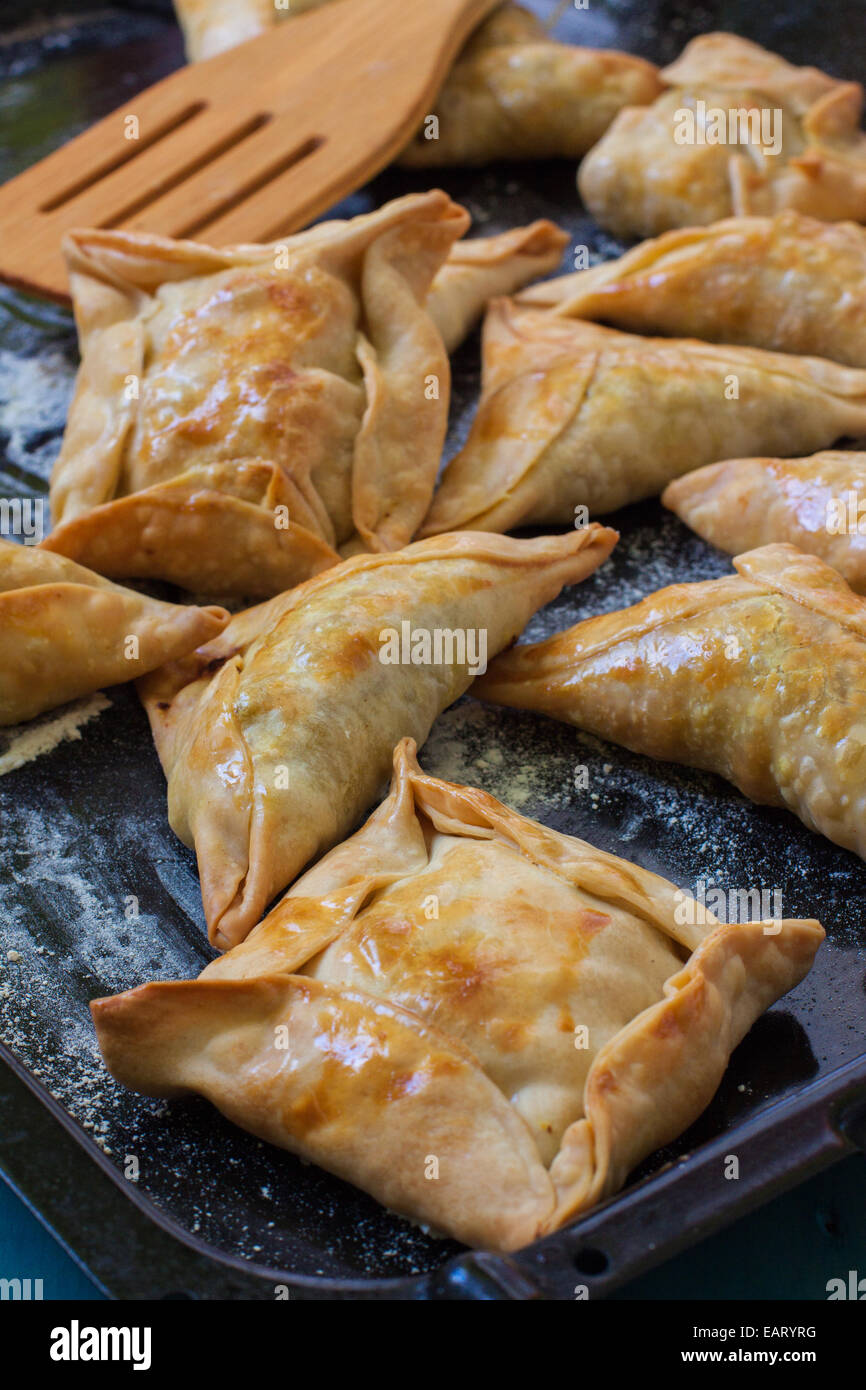 indian samosa filled with chicken curry on tray Stock Photo - Alamy