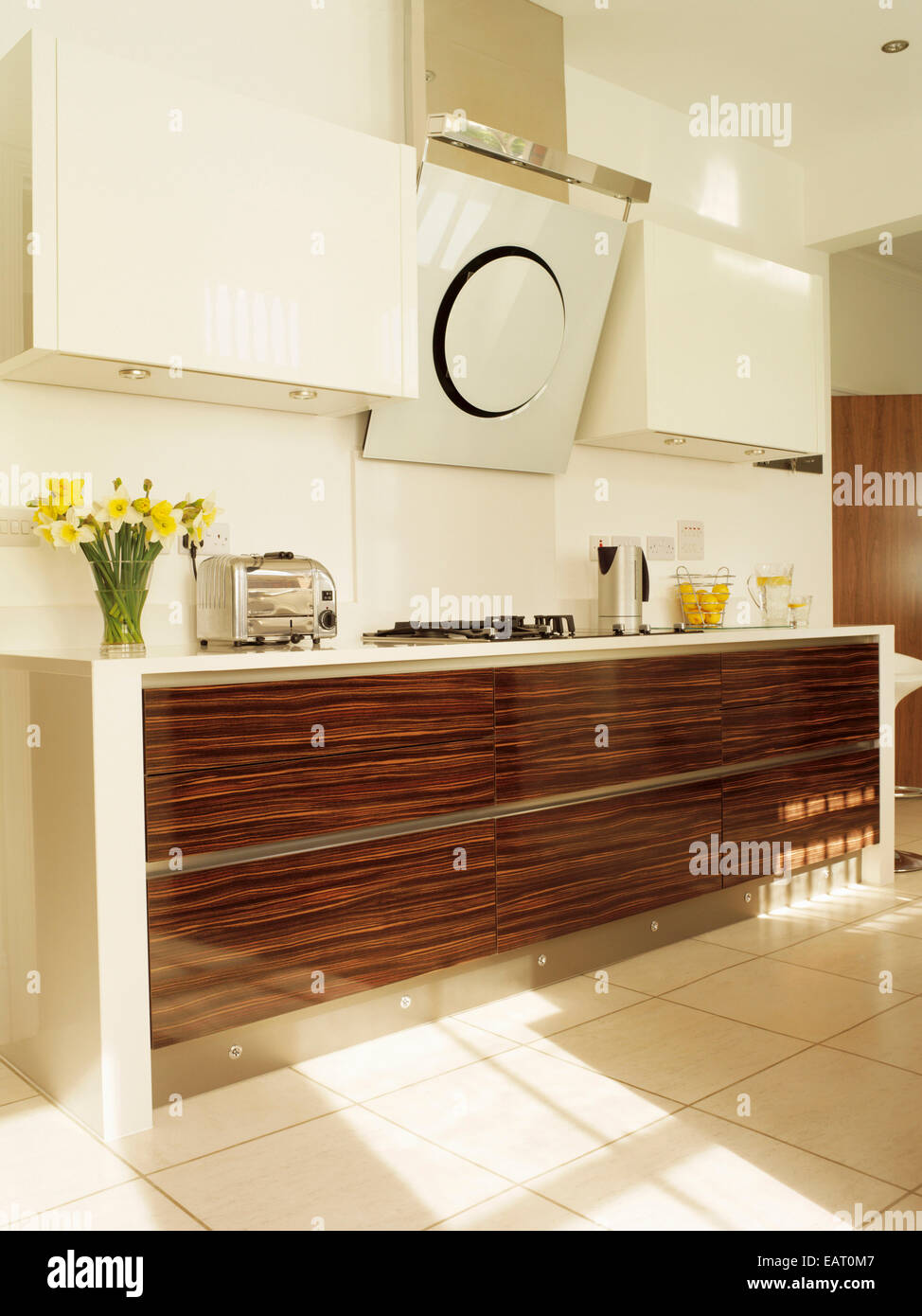 Hob set in contemporary kitchen unit Stock Photo - Alamy
