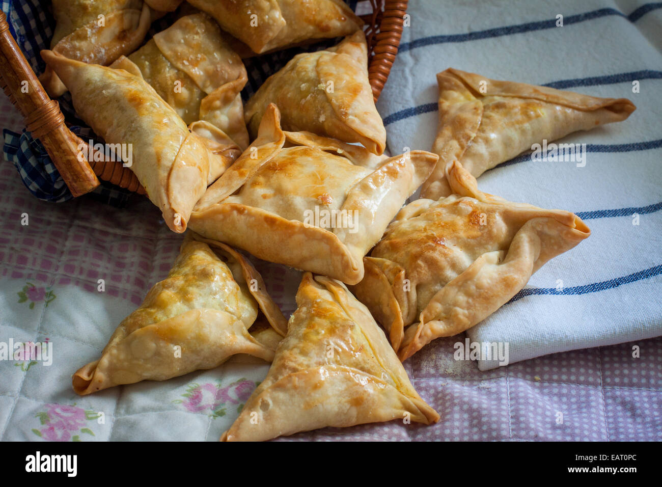 Curry samosa hi-res stock photography and images - Alamy