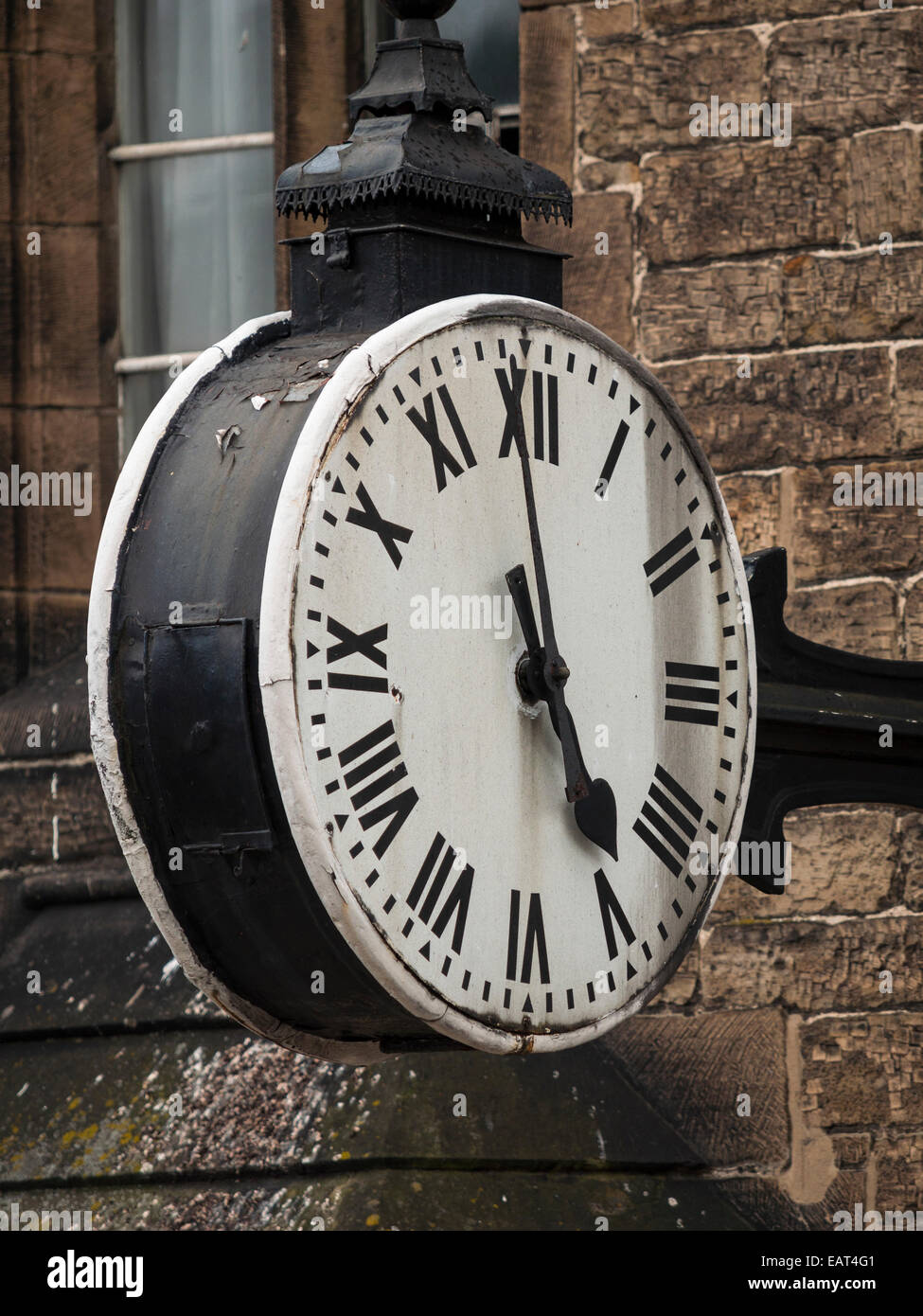 Railway station clock uk vintage hi-res stock photography and images ...