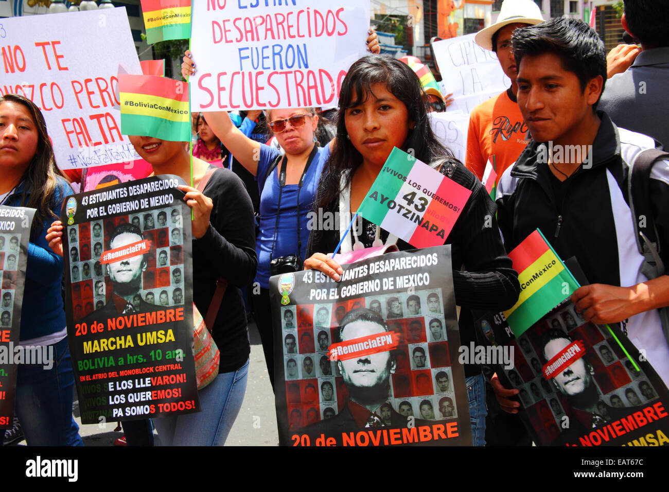 Hispanic holding signs posters hi-res stock photography and images - Alamy