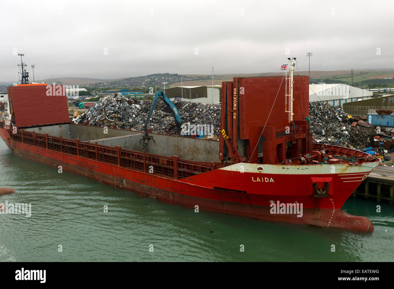 Scrap metal being loaded ship hi-res stock photography and images - Alamy