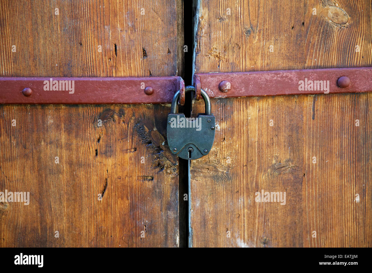 The padlock on an old wooden door Stock Photo - Alamy