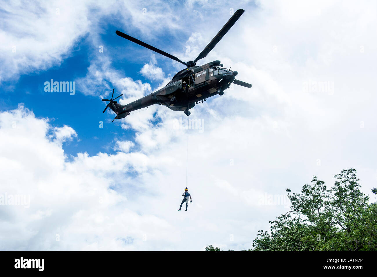 Helicopter hanging from helicopter hi-res stock photography and images ...