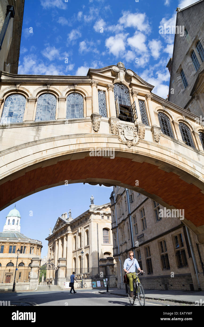 UK, Oxford, Hertford bridge, also known as the Bridge of Sighs, view ...