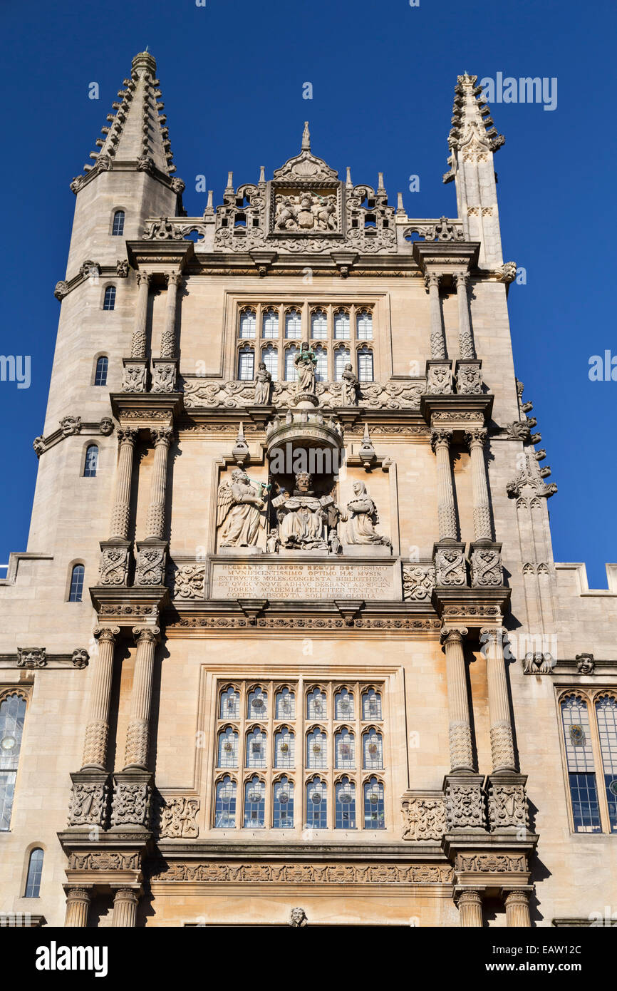 Old schools quadrangle hi-res stock photography and images - Alamy