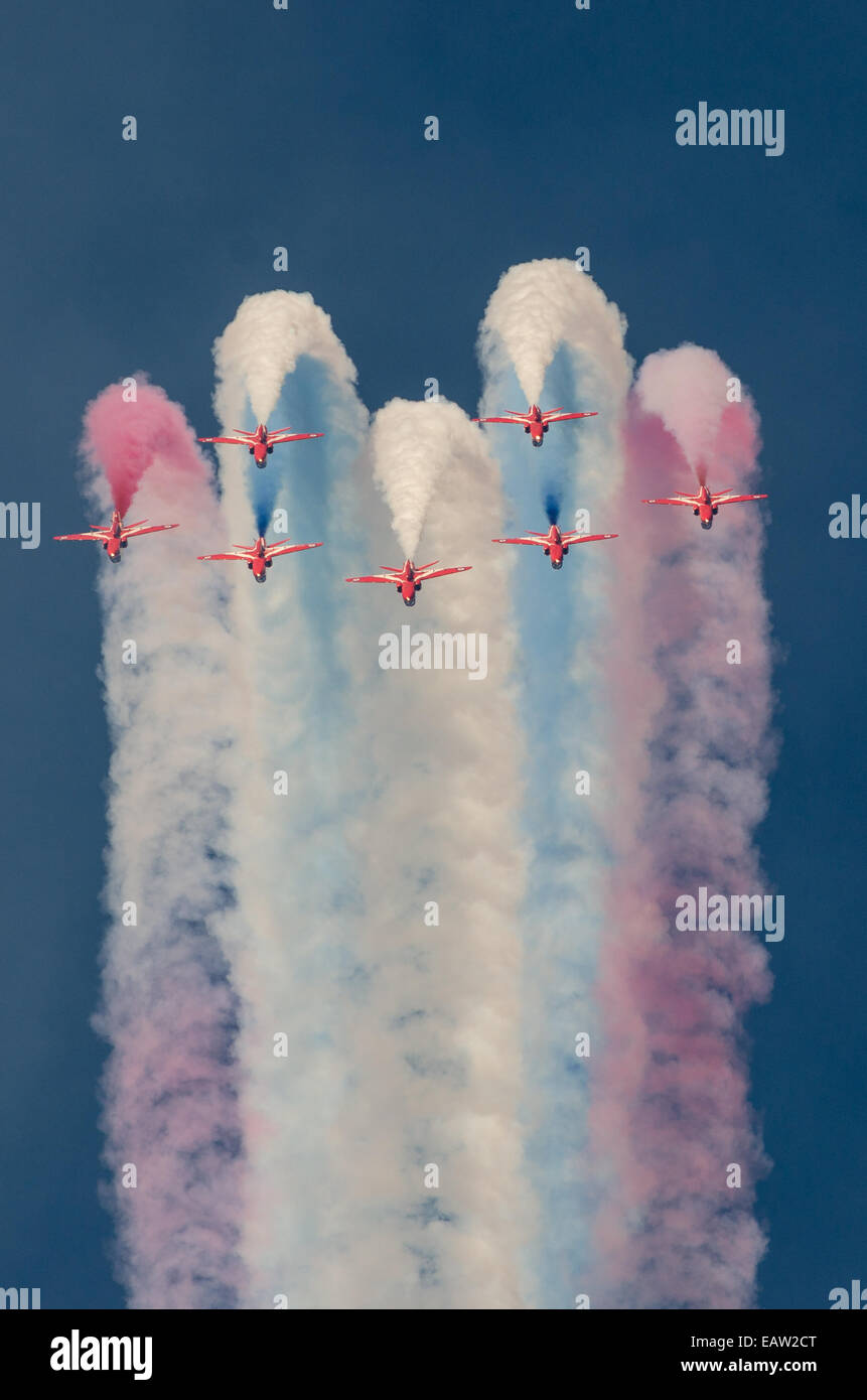 Red arrows maneuver hi-res stock photography and images - Alamy