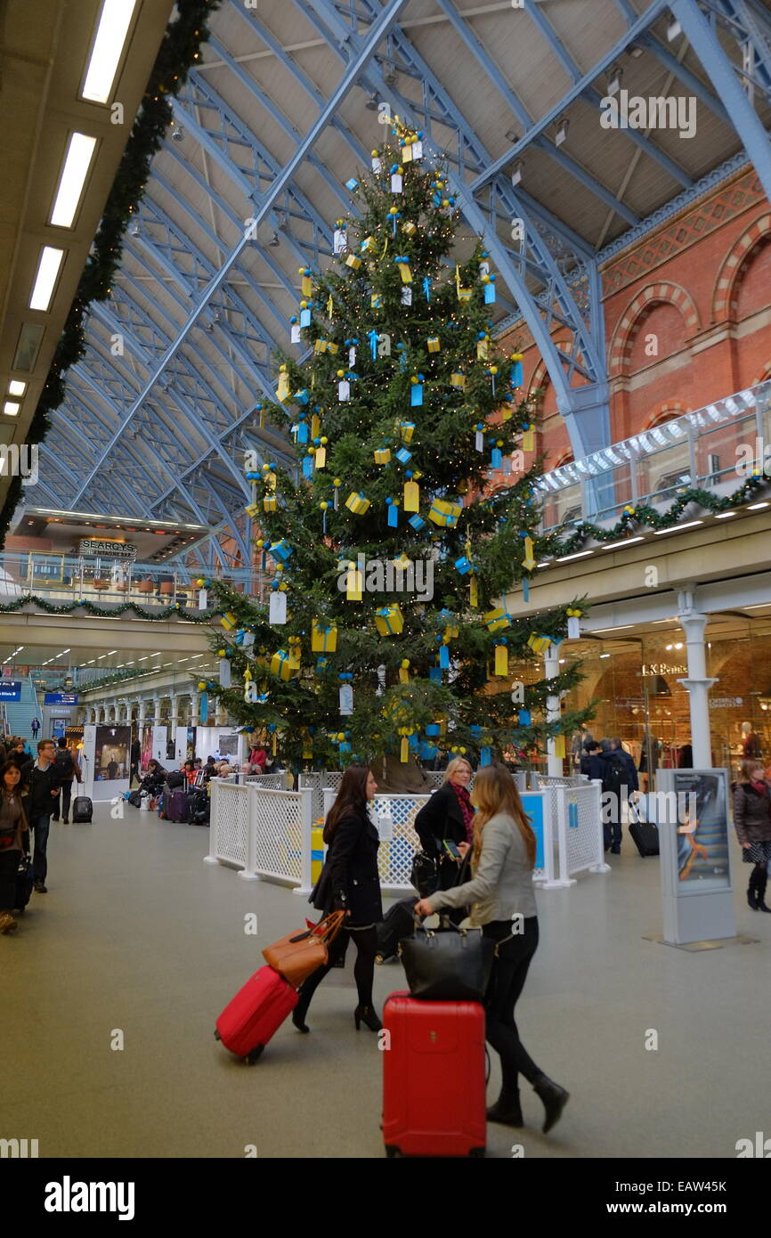 At St Pancras International rail station. Eurostar terminal. Christmas ...