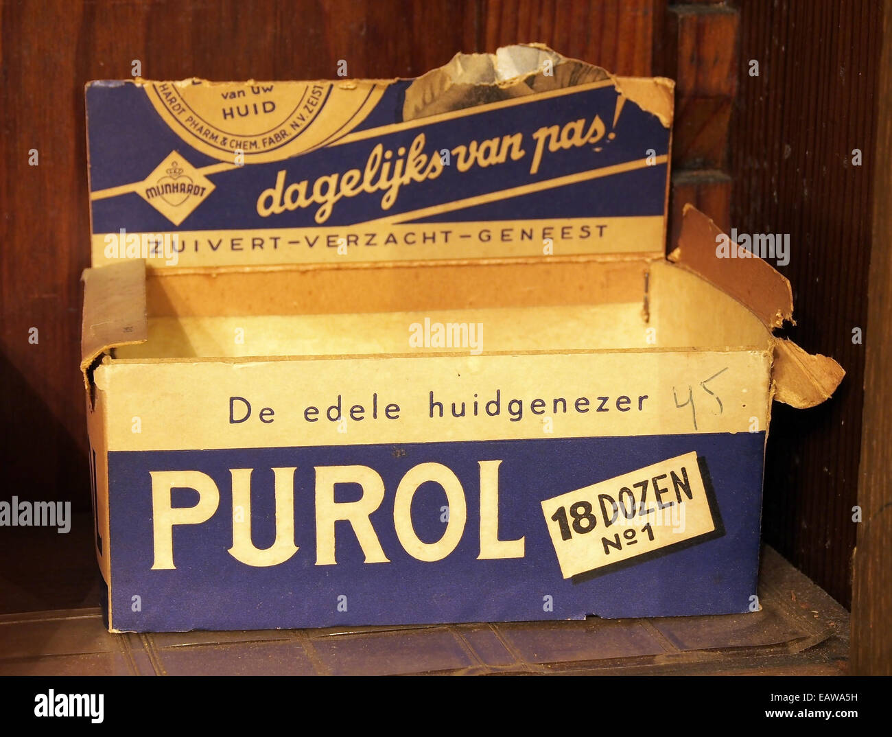 Vintage product boxes hi-res stock photography and images - Alamy