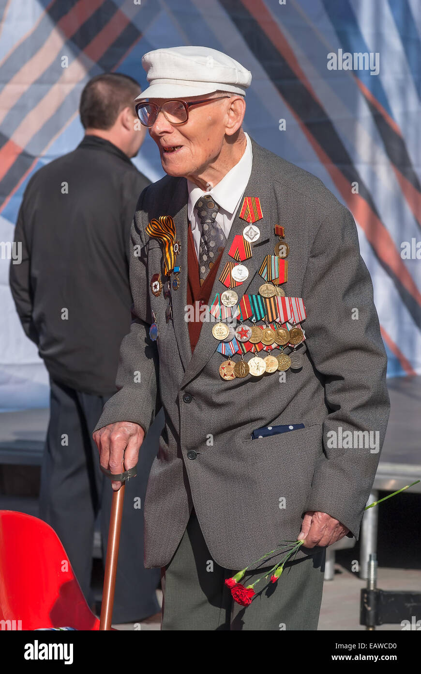 Old veteran of World War II near tribunes Stock Photo - Alamy