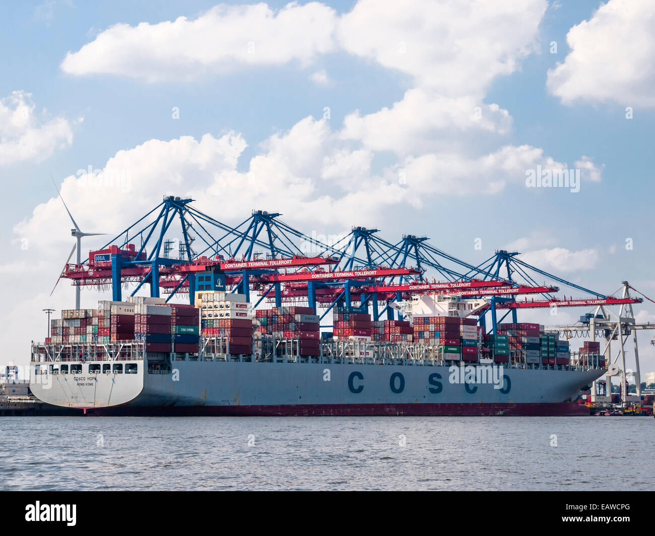 The cargo ship "COSCO HOPE" (142'000 GRT) is being loaded at the ...
