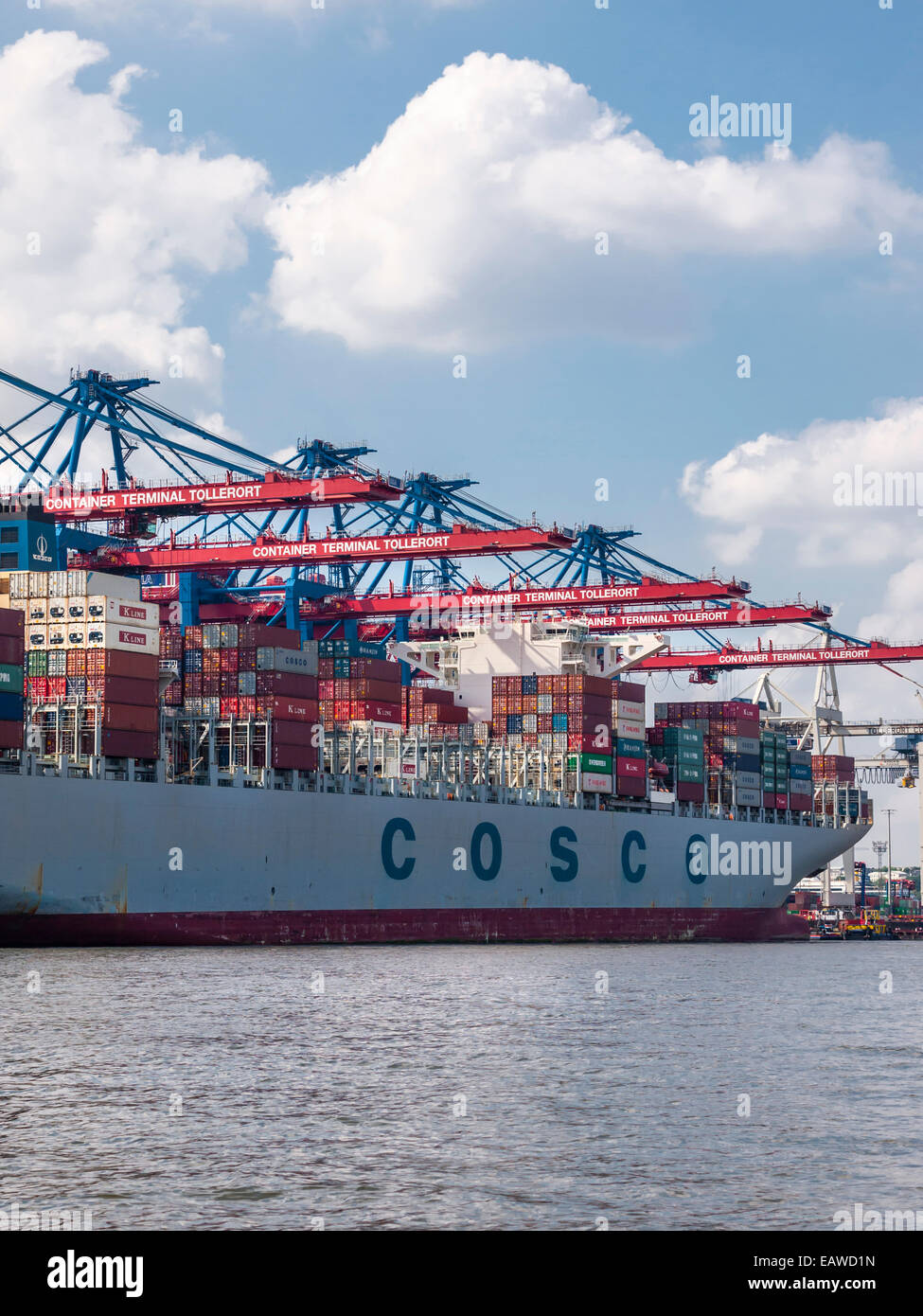 The cargo ship "COSCO HOPE" (142'000 GRT) is being loaded at the ...