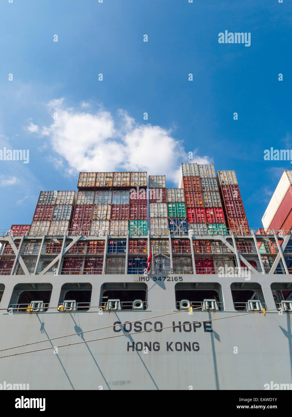 The cargo ship "COSCO HOPE" (142'000 GRT) is being loaded at the ...