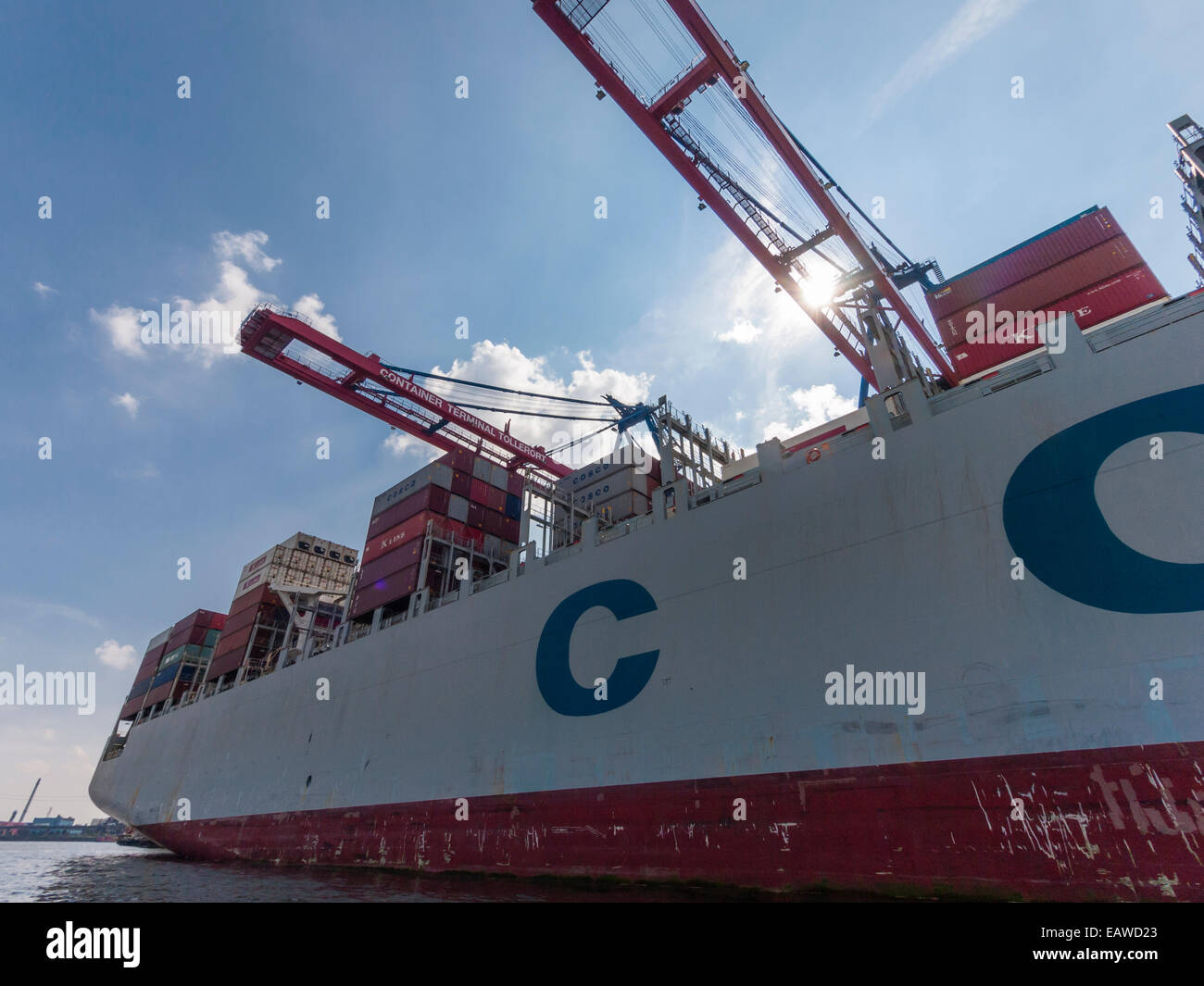 The cargo ship "COSCO HOPE" (142'000 GRT) is being loaded at the ...