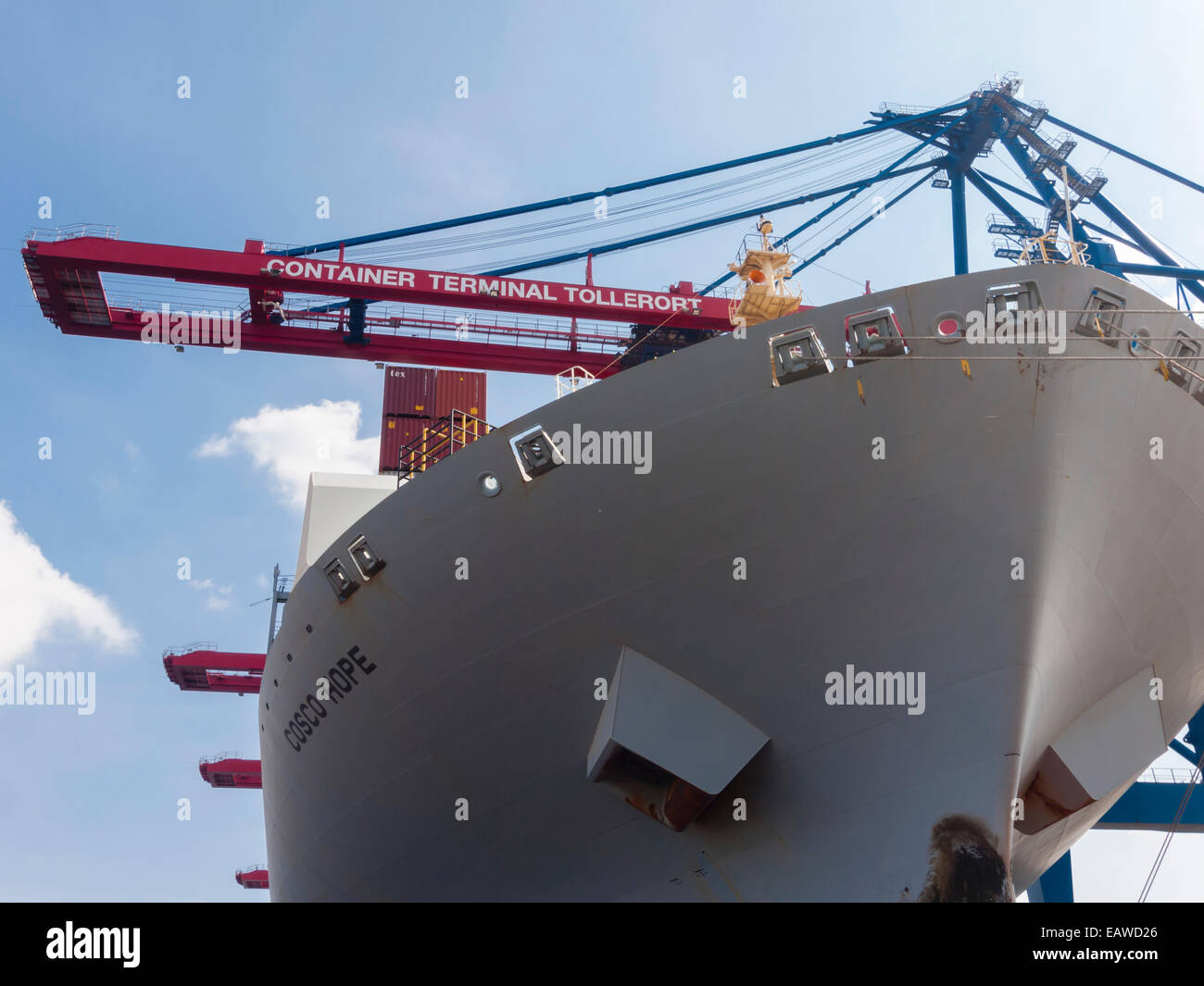 The cargo ship "COSCO HOPE" (142'000 GRT) is being loaded at the ...