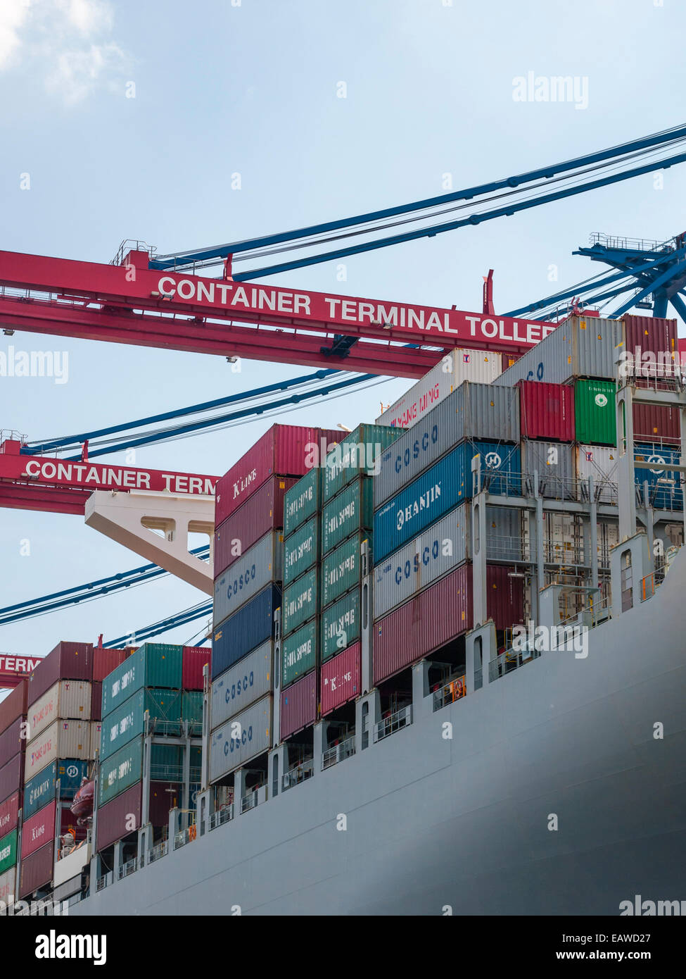 The cargo ship "COSCO HOPE" (142'000 GRT) is being loaded at the ...