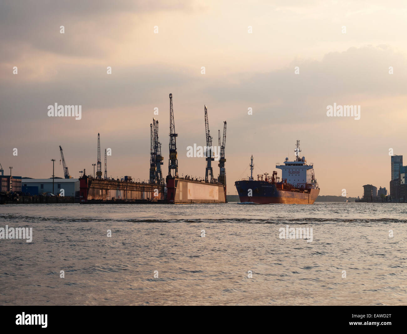 Floating dock ship hi-res stock photography and images - Alamy