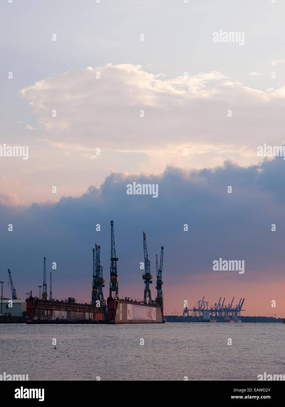 Crane docks dockyard hi-res stock photography and images - Alamy