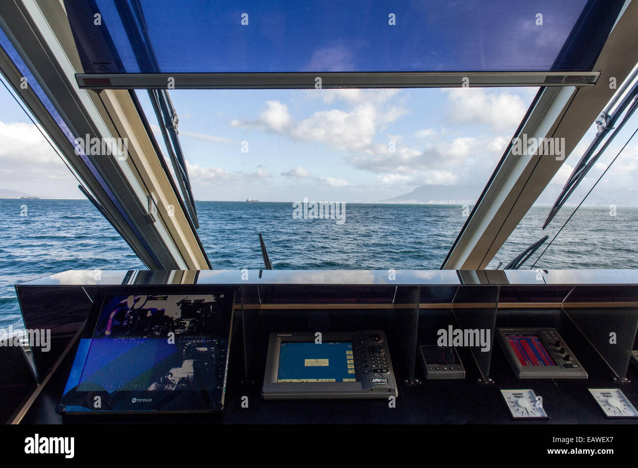 Looking out to sea from a ferry bridge as it sails to Cape Town Stock ...