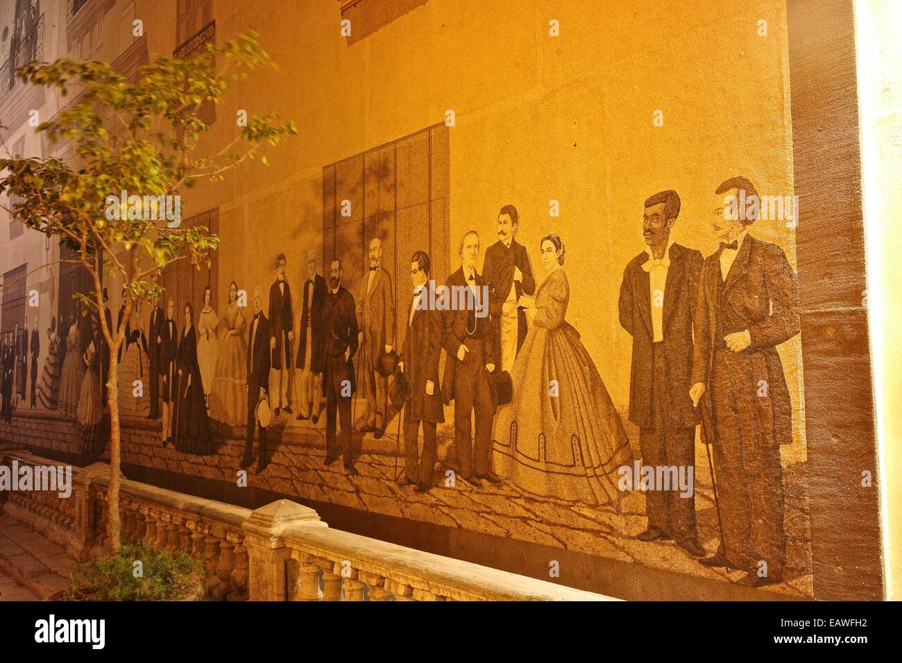 A sand mural depicts leading figures from the history of Cuba Stock ...