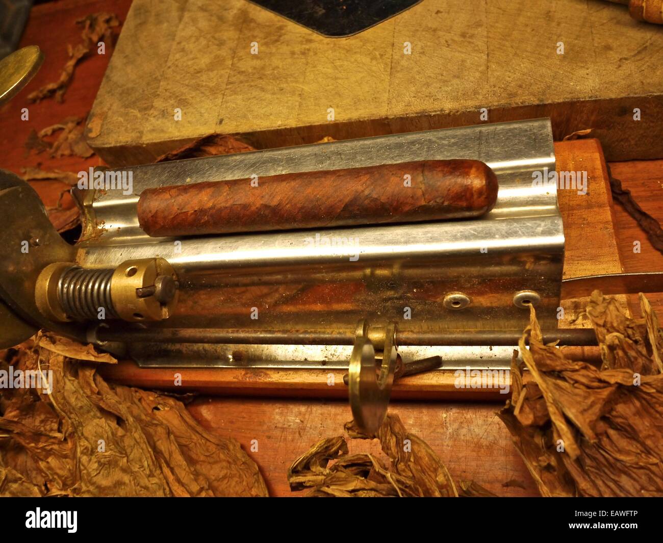 Freshly rolled cigar hi-res stock photography and images - Alamy