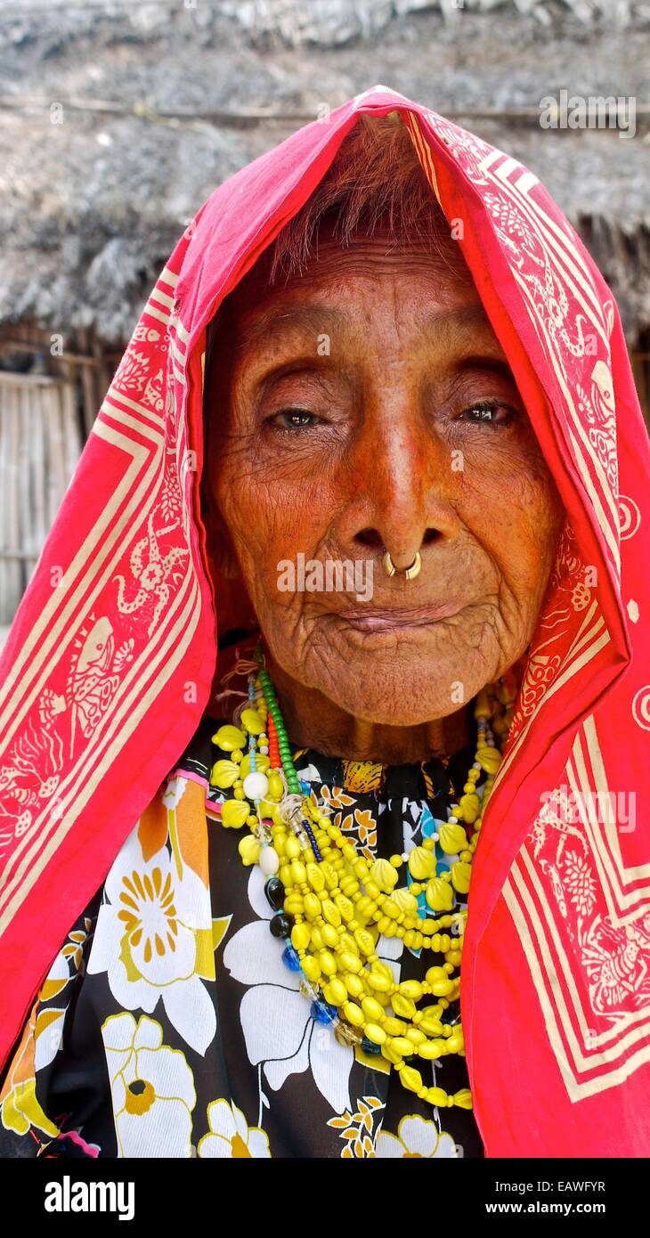 A mature Kuna Indian woman wearing a traditional mola Stock Photo - Alamy
