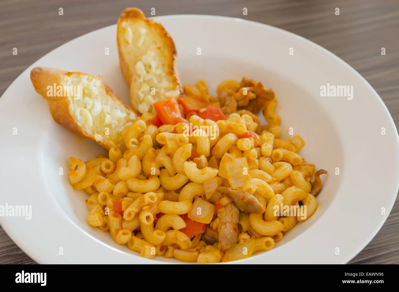 Spaghetti bolognese garlic bread hi-res stock photography and images ...