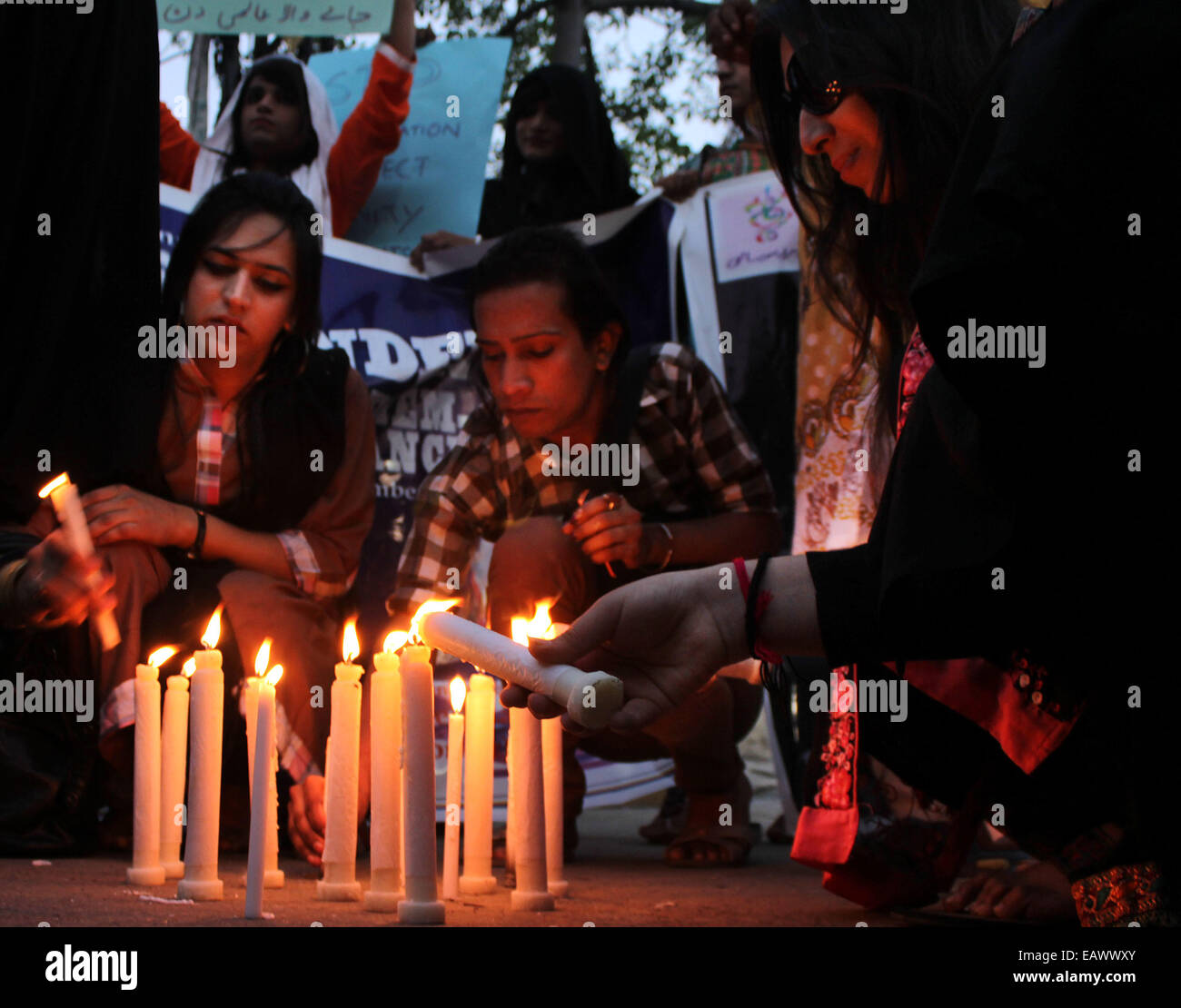 Pakistani Eunuchs hold candligthing ceremony in memory of transphobia ...