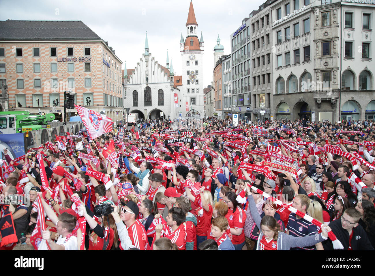 Bayern Muenchen presenting the trophy to the fans at Marienplatz after ...