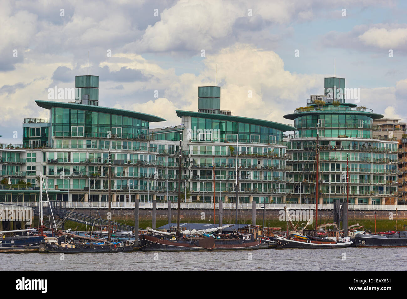 Thames riverside glass apartments hi-res stock photography and images ...