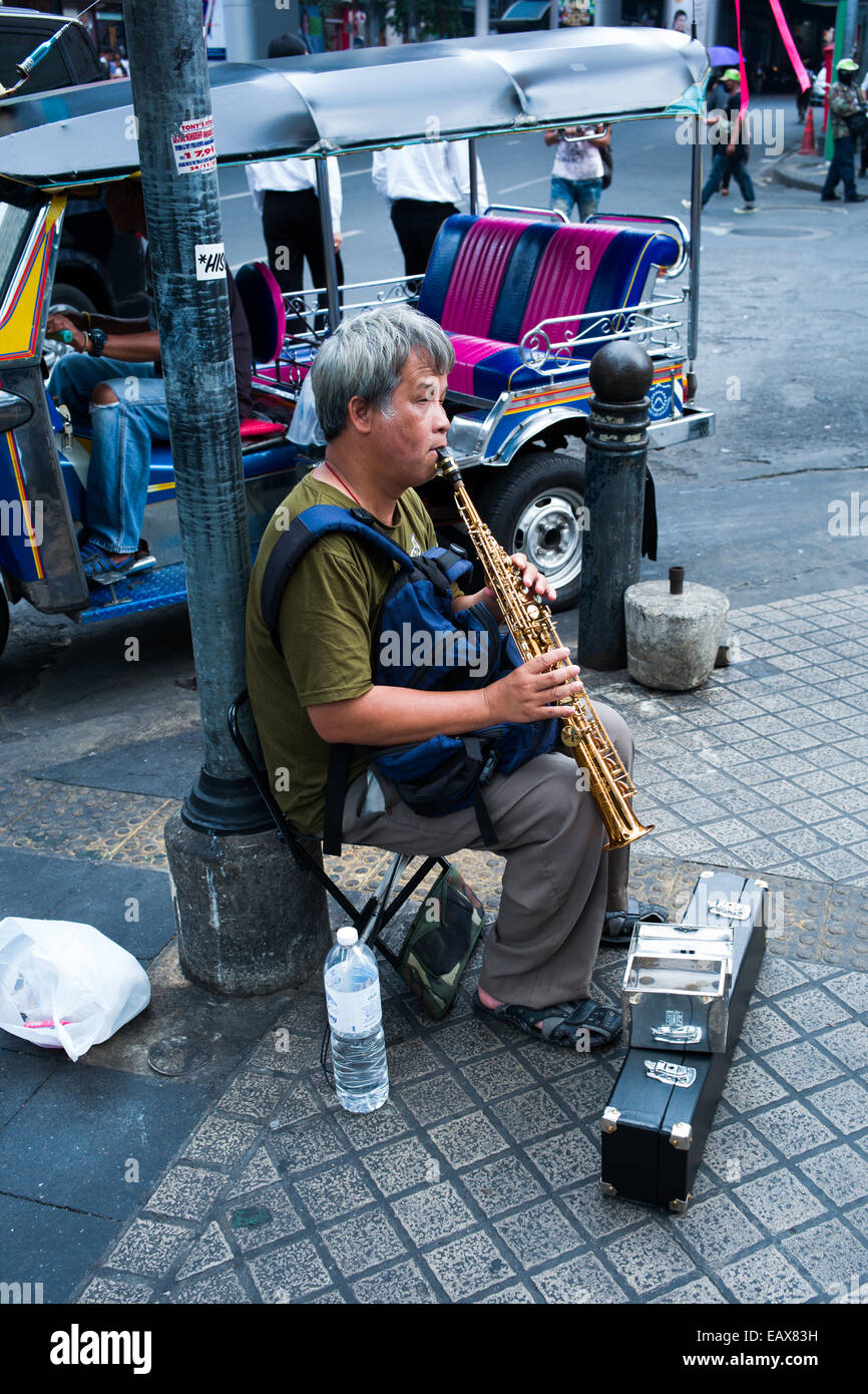 Old man playing saxophone old hi-res stock photography and images - Alamy