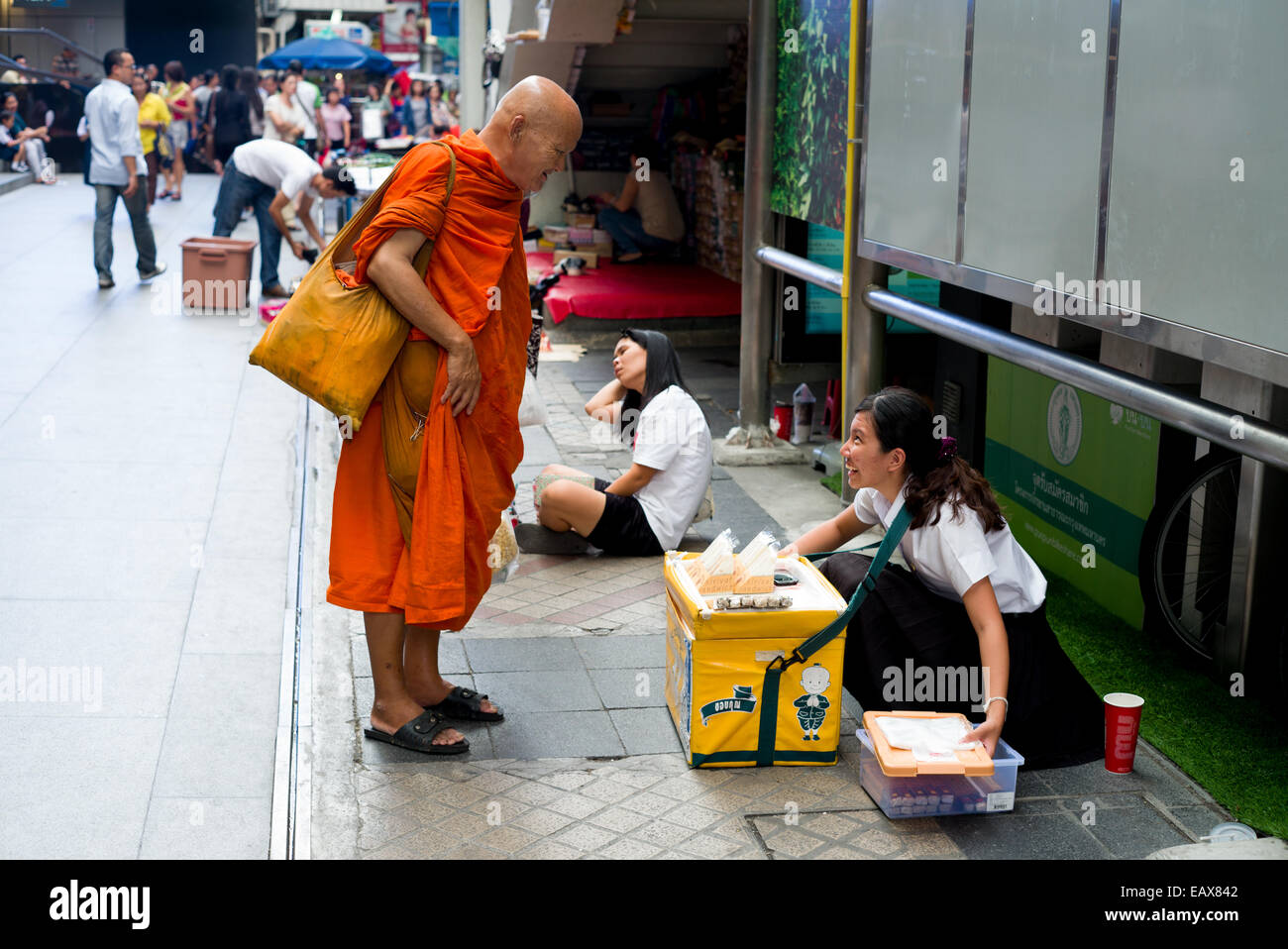 Young buddhist monks chatting hi-res stock photography and images - Alamy