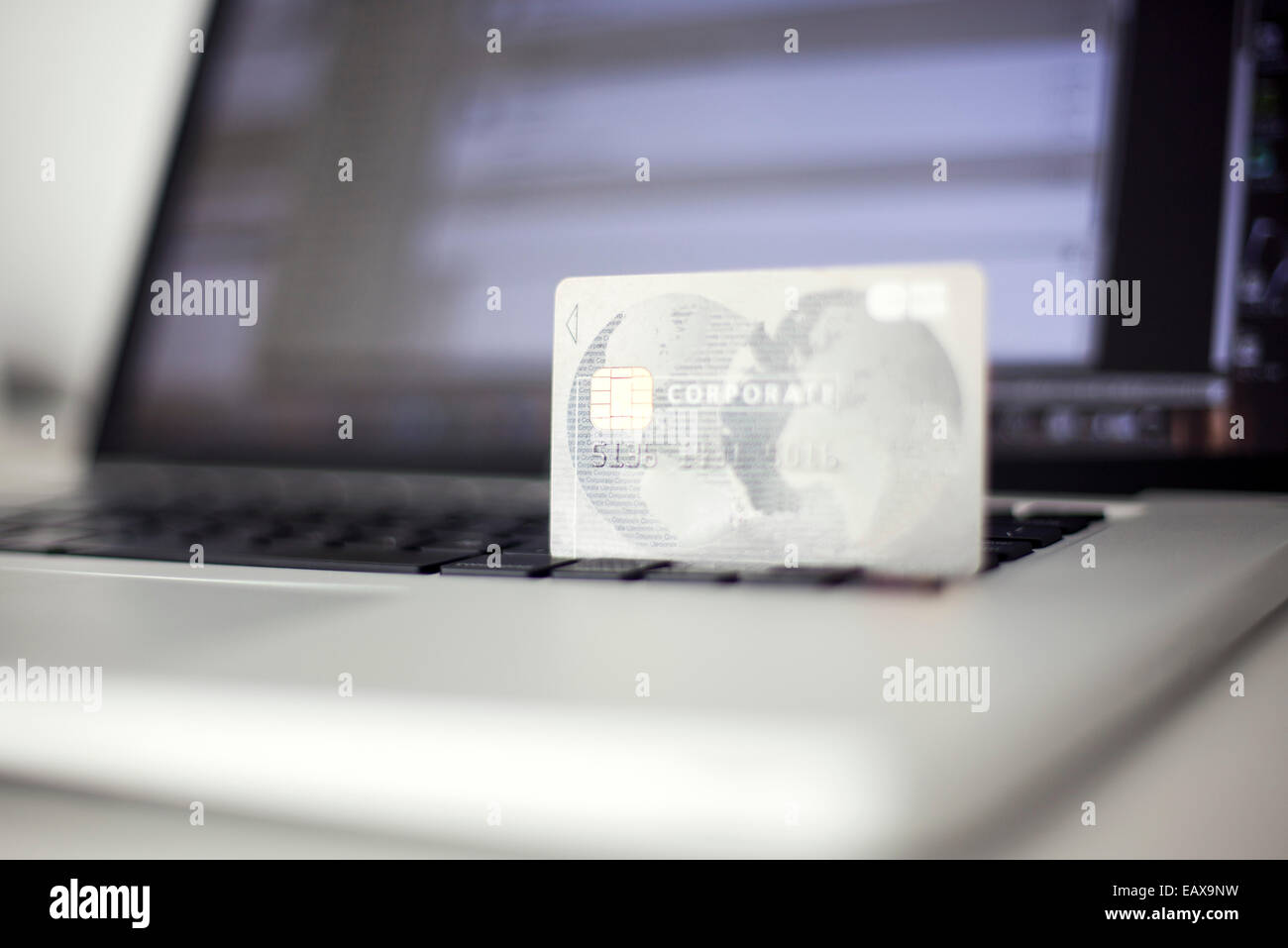 Buying apple computer device hi-res stock photography and images - Alamy