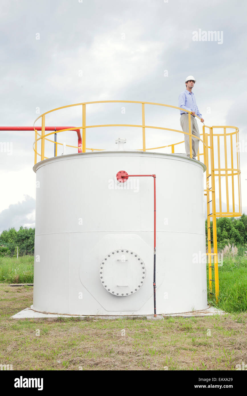 Workers oil storage tank hi-res stock photography and images - Alamy