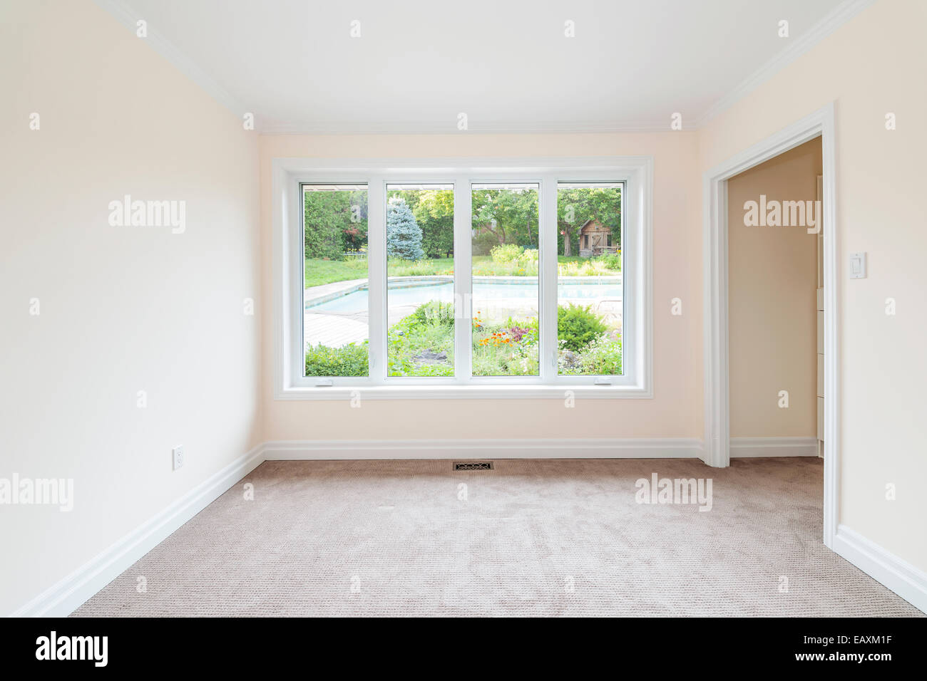 Empty room big window hi-res stock photography and images - Alamy