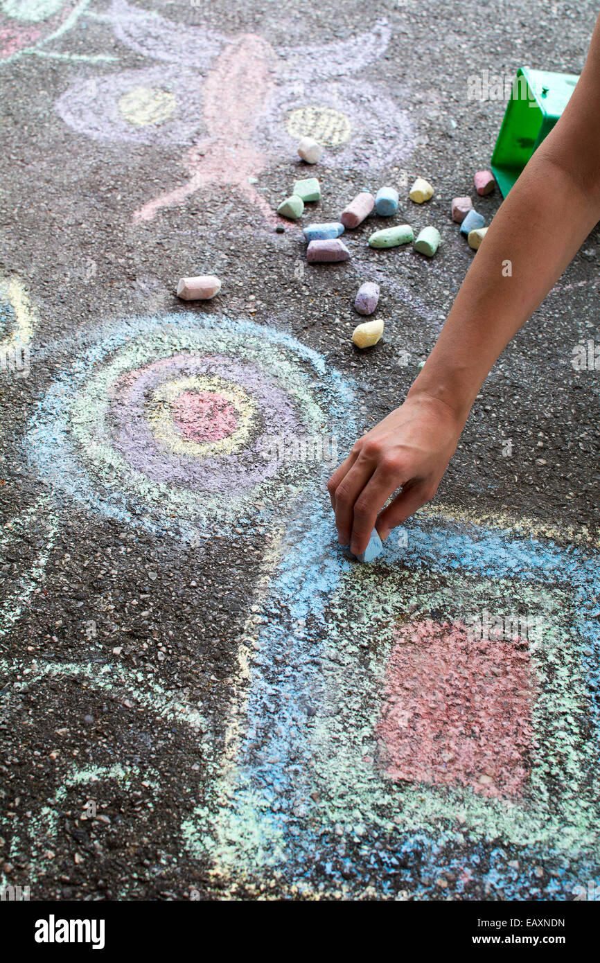 Woman sketching outside hi-res stock photography and images - Alamy