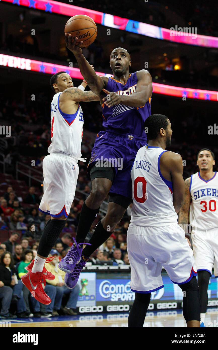 November 21, 2014: Phoenix Suns forward Anthony Tolliver (40) goes up ...