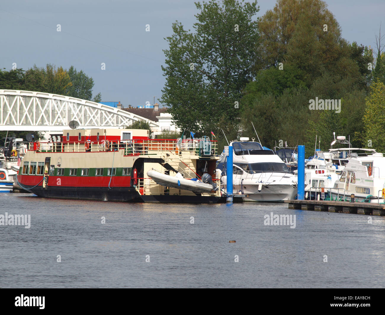 Barge waterway lock cruising river hi-res stock photography and images ...