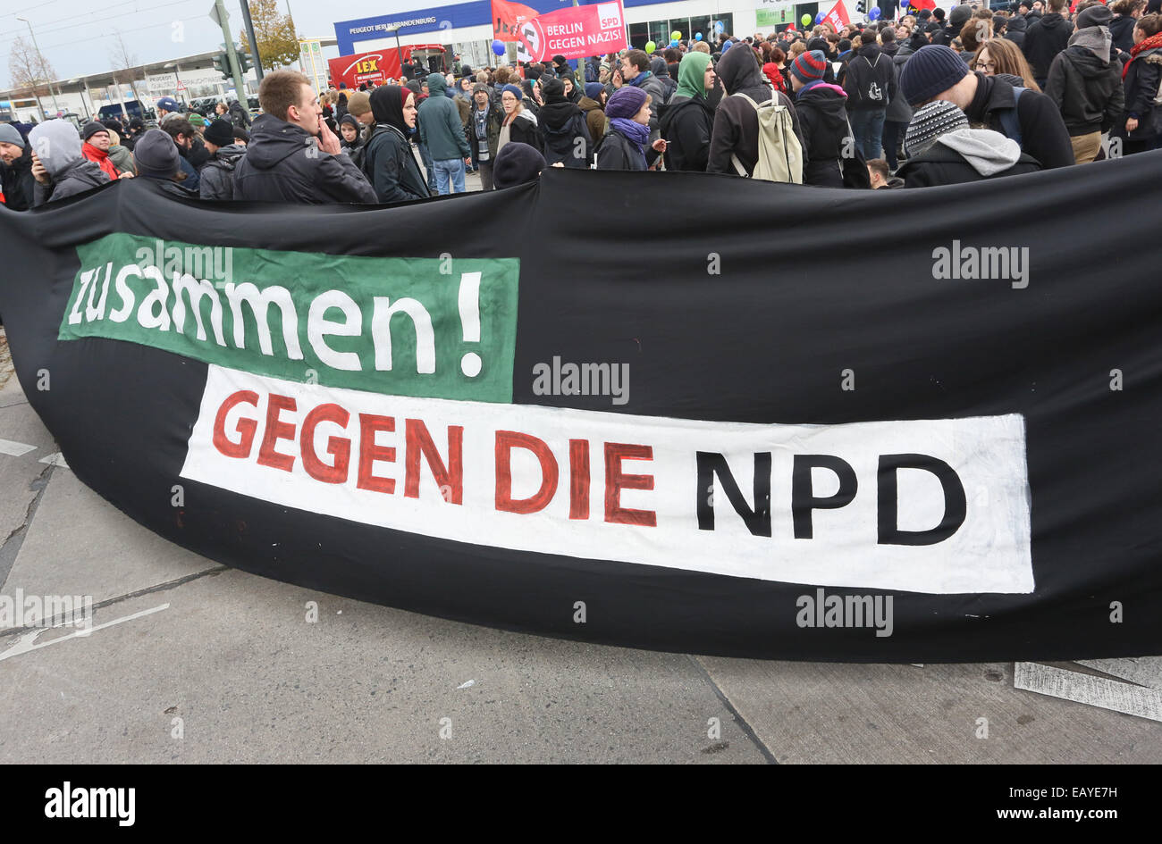 Berlin, Germany. 22nd Nov, 2014. Left-wing protestors and neo-Nazis ...