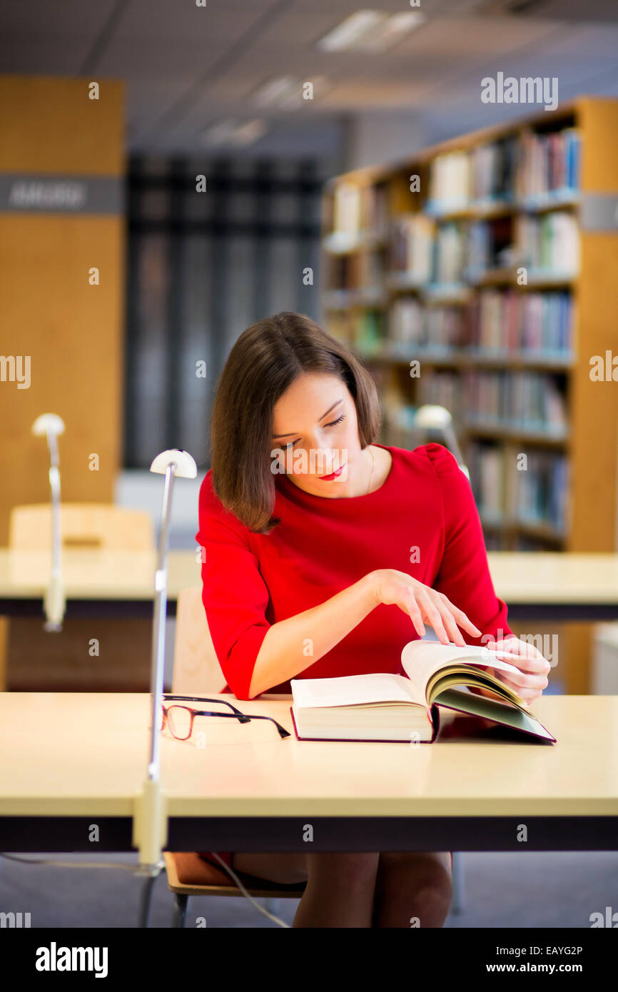 Woman in library hi-res stock photography and images - Alamy