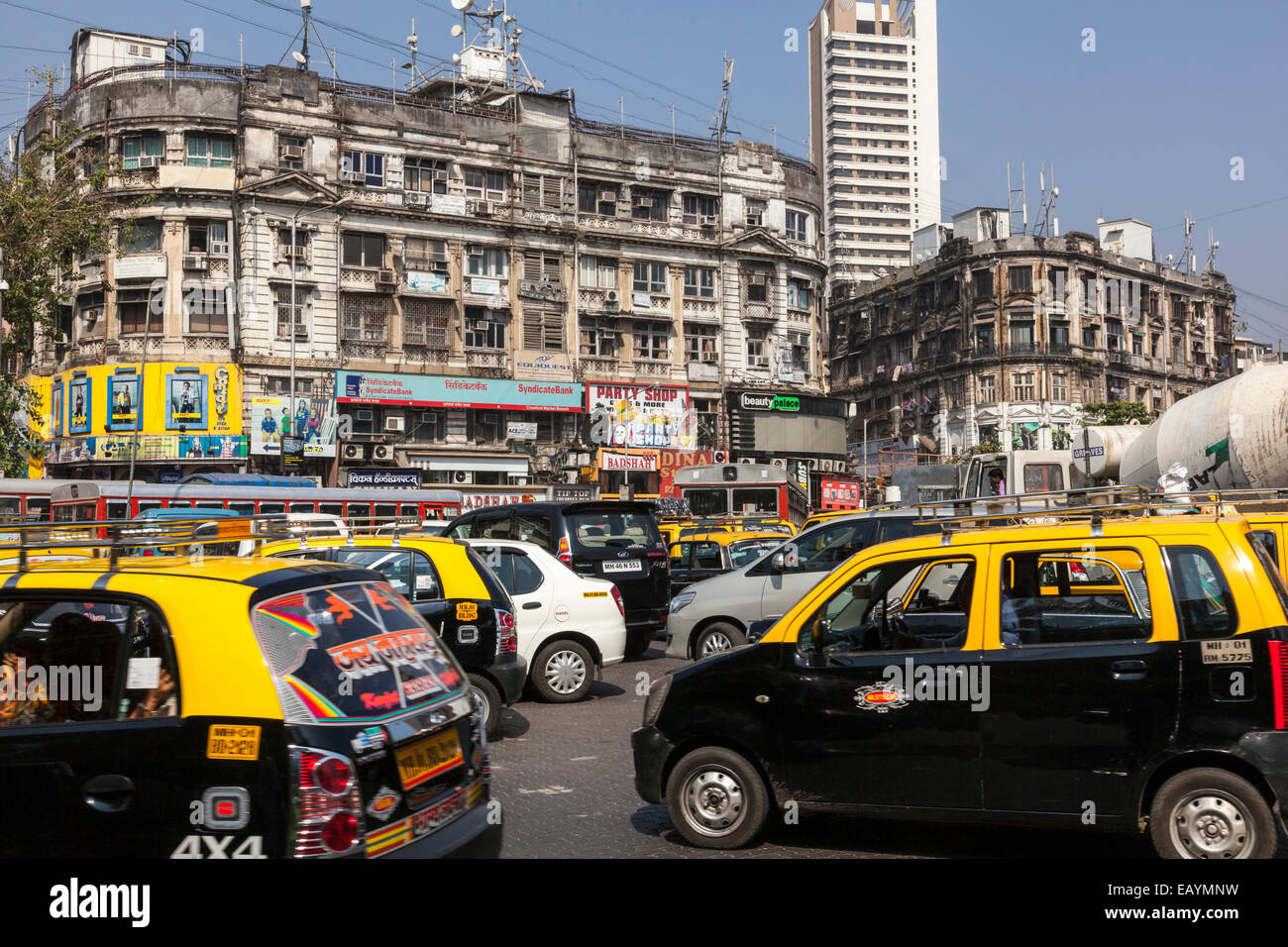 Traffic at a mumbai intersection, India Stock Photo - Alamy