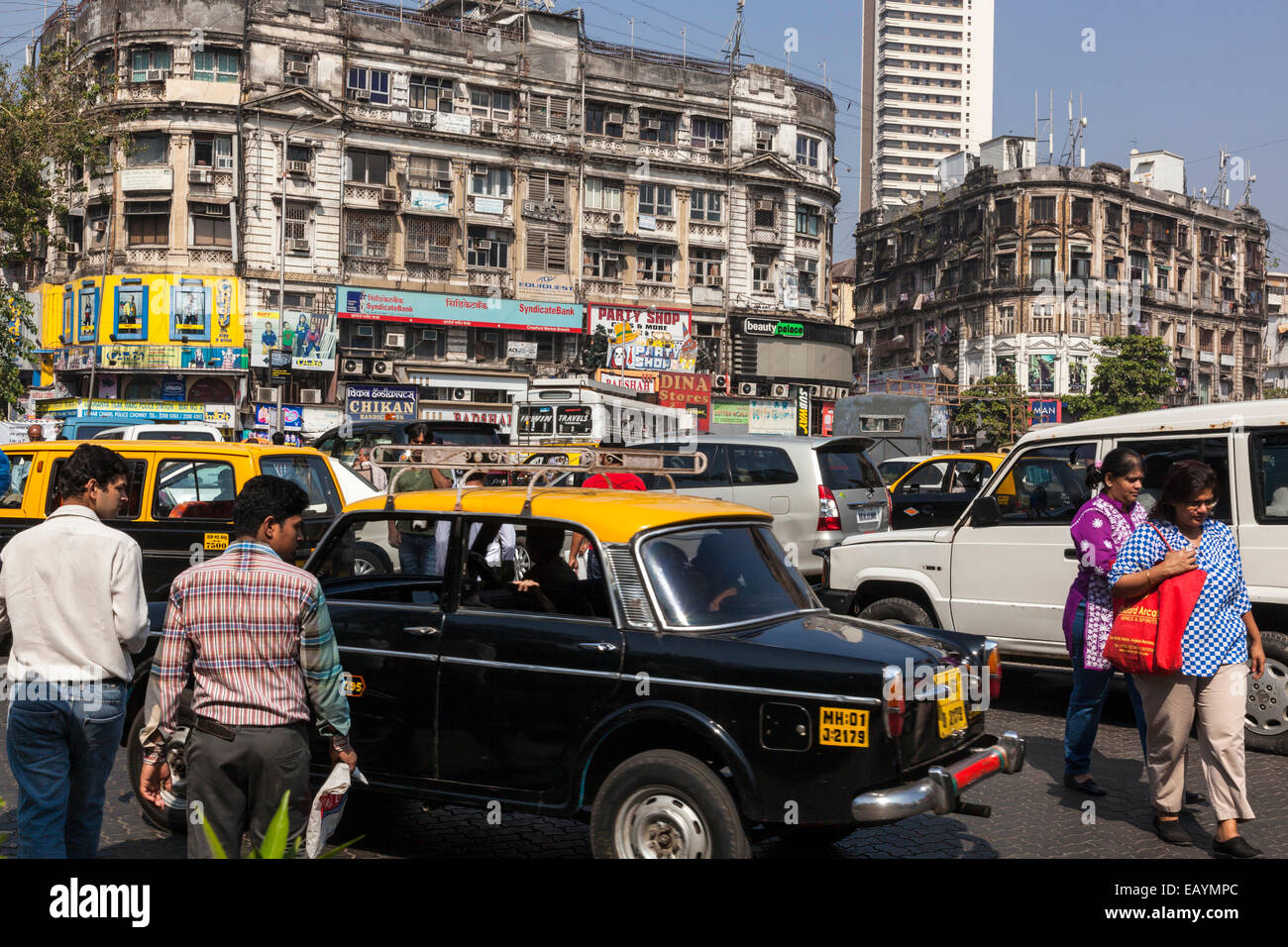 Traffic at a mumbai intersection, India Stock Photo - Alamy
