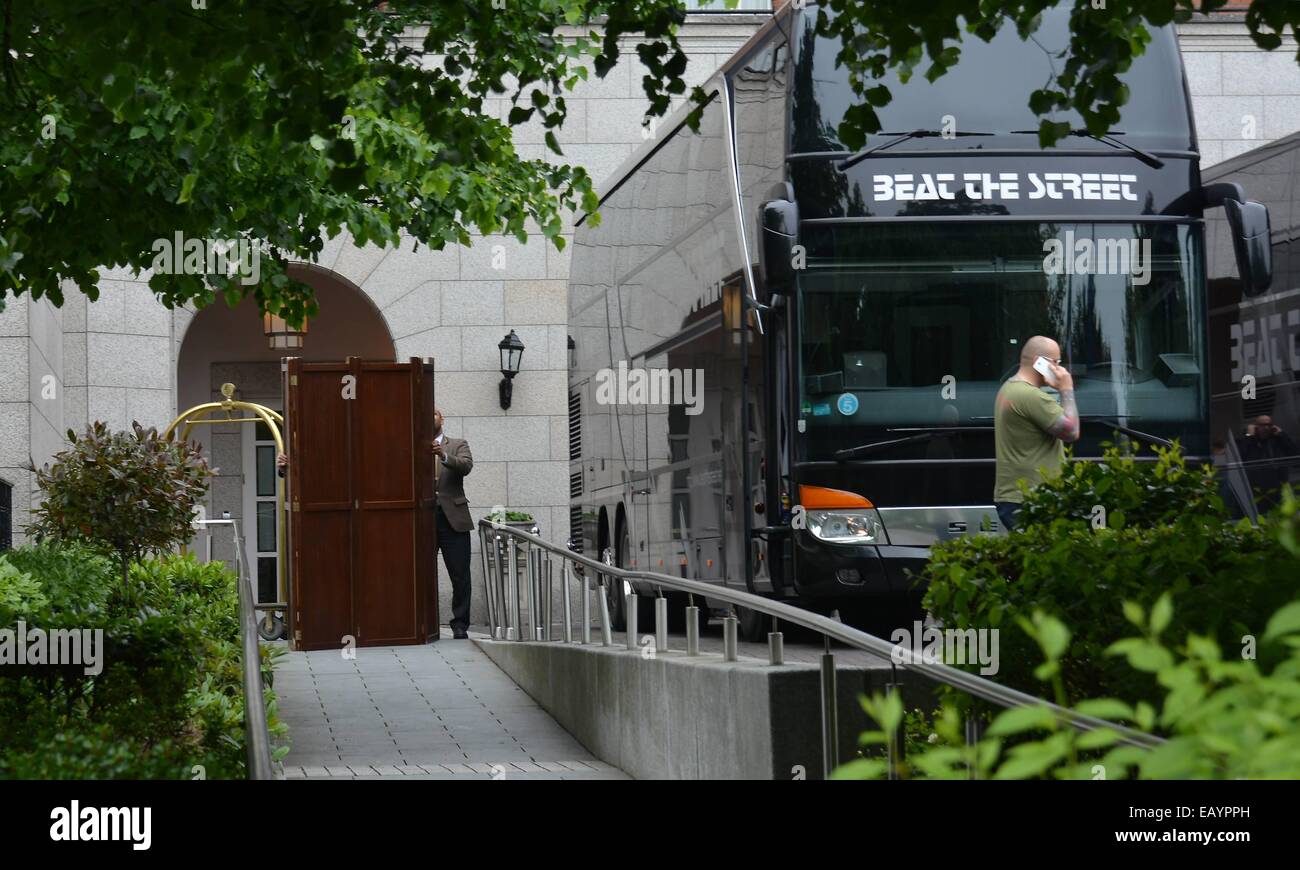 Security for Miley Cyrus go to great lengths to block her from being ...