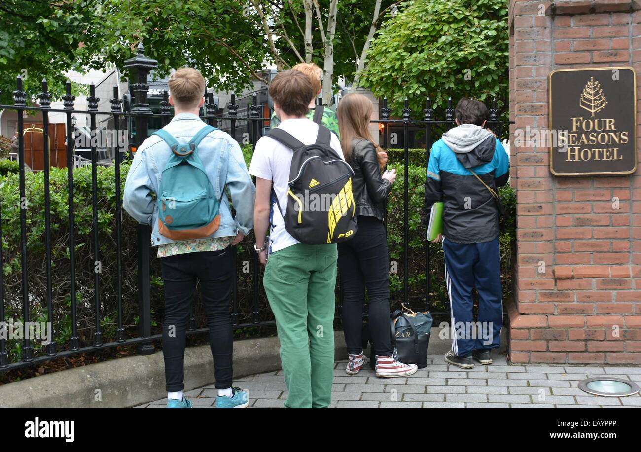 Security for Miley Cyrus go to great lengths to block her from being ...