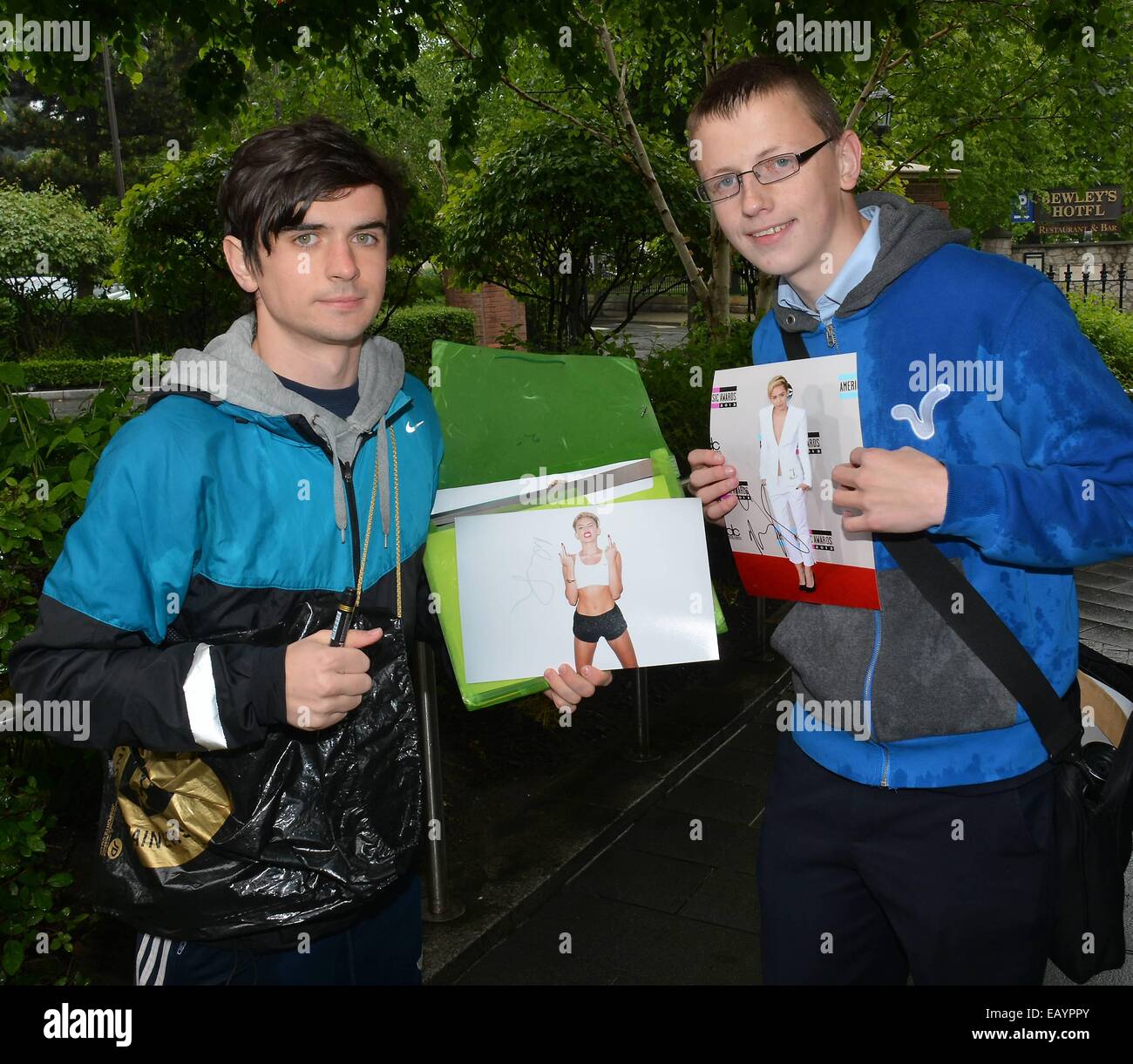 Security for Miley Cyrus go to great lengths to block her from being ...