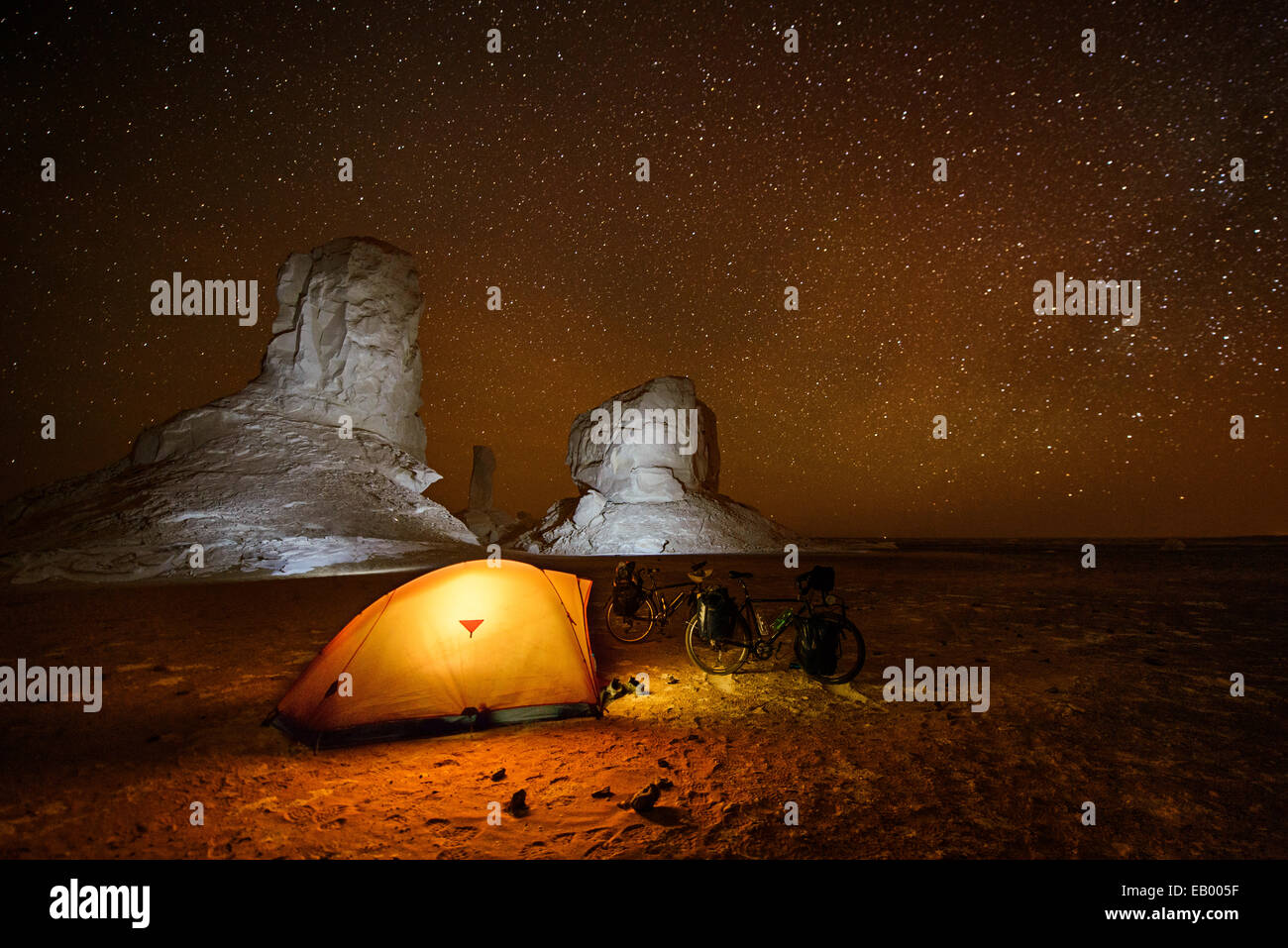 White desert camping egypt hi-res stock photography and images - Alamy